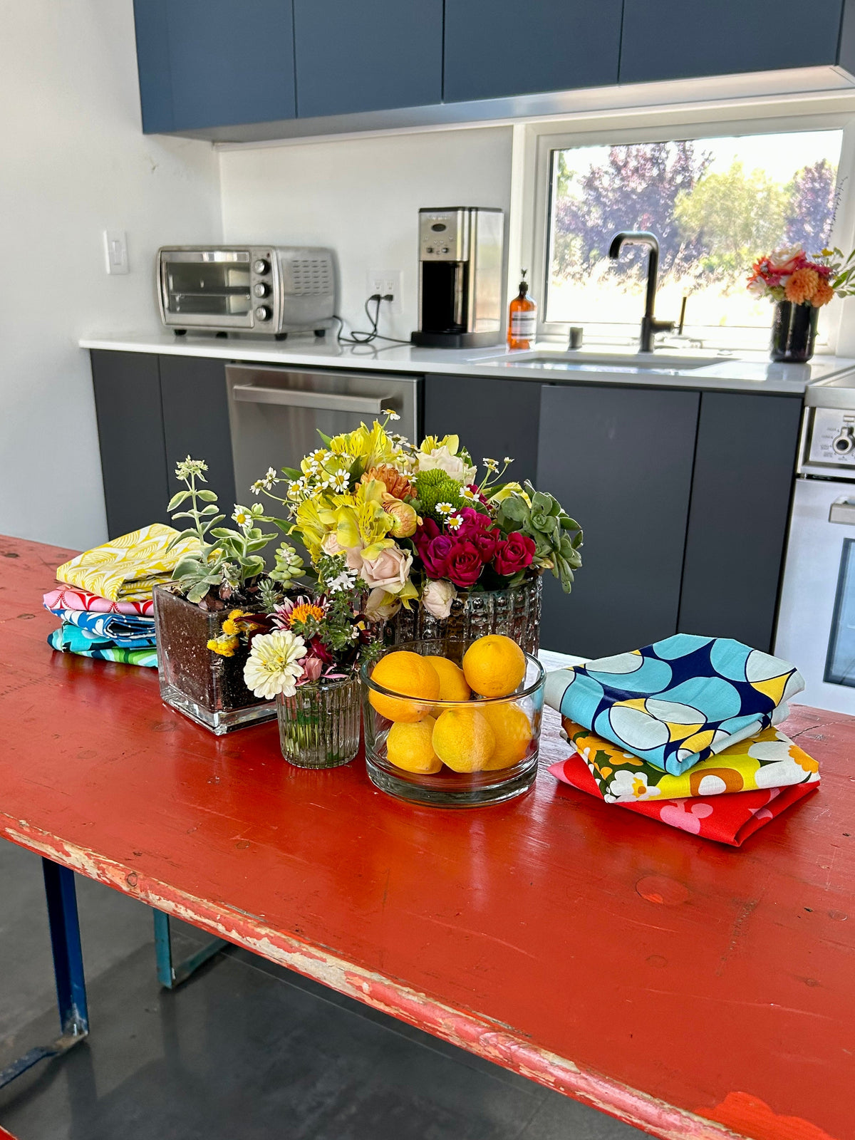 Table & Aprons – Lesley Evers